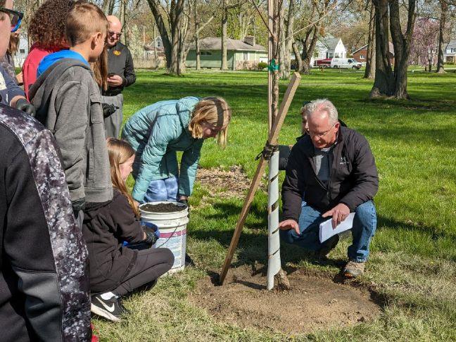 Kids encouraged to plant trees on 150th anniversary of Arbor Day ...