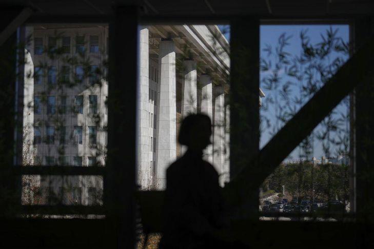 In the 6-hour mayhem of South Korea's martial law, a woman's act of resistance was a defining ...