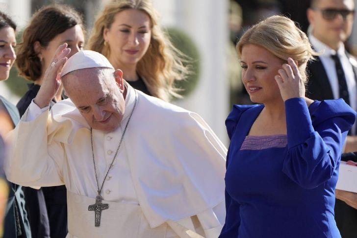 Energized pope cracks jokes, greets fans in Slovakia | Chronicle ...
