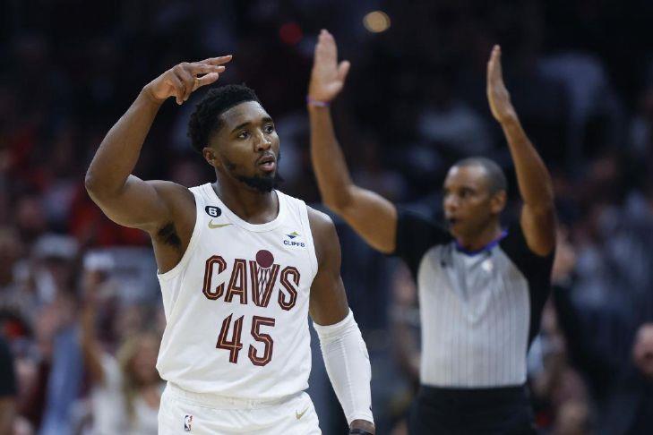 Donovan Mitchell makes up for late lapses, leads Cavs past Raptors in ...