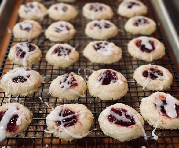 CK'S KITCHEN: Get the holiday spirit with raspberry almond shortbread ...