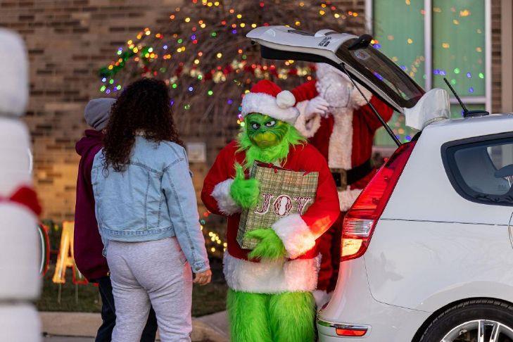 El Centro staff help Santa distribute toys to children in need ...