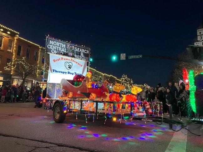 People gather throughout Medina Square for annual Parade of Lights ...