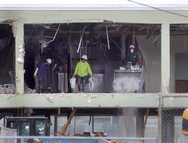 Workers raze the former Columbia gas building | Chronicle Telegram