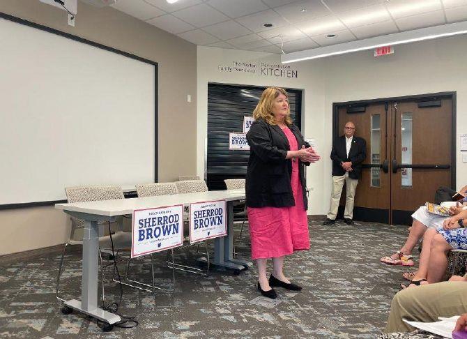 Connie Schultz emphasizes camaraderie, messaging at Avon Democratic ...