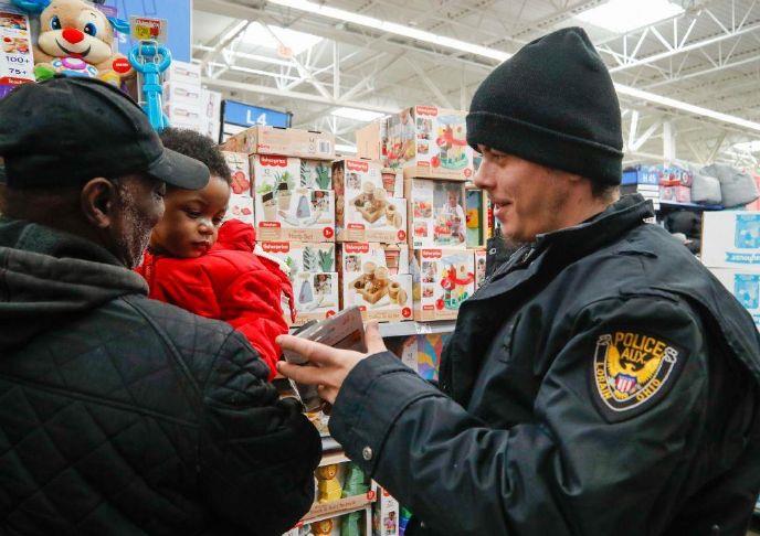 Lorain Police, children shop till they drop at annual event | Chronicle ...