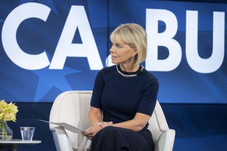 Trump offers rare praise for Michigan Gov. Whitmer as she appears with ...