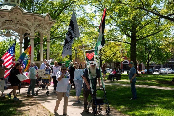 "Save Democracy" rally brings strong mothers to Medina Square | Medina ...