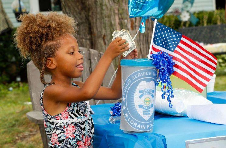 East side neighbors rally for Lorain Police Department with lemonade ...